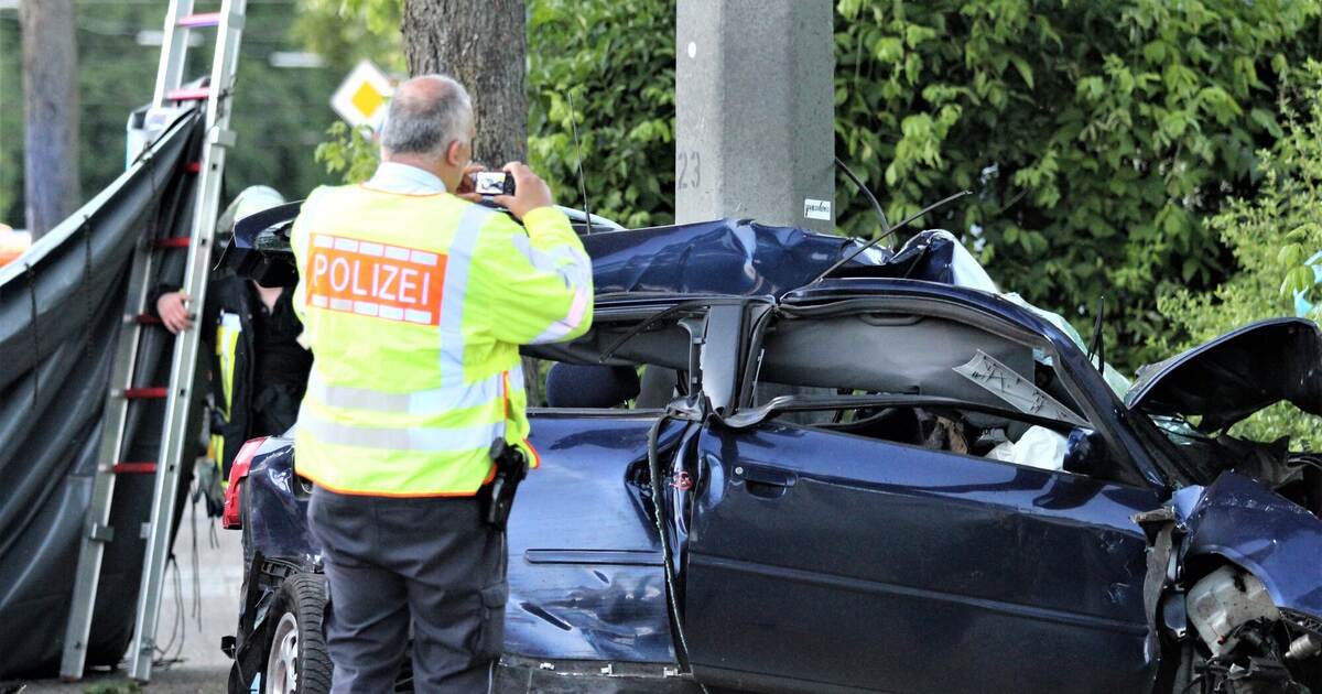 Zwei Tote bei einem Verkehrsunfall in Karlsruhe - Bildergalerien - Pforzheimer-Zeitung