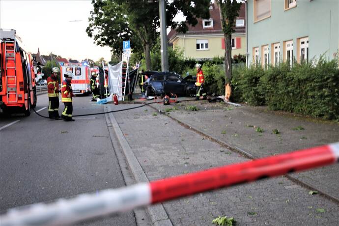 Zwei Tote bei einem Verkehrsunfall in Karlsruhe - Bildergalerien - Pforzheimer-Zeitung