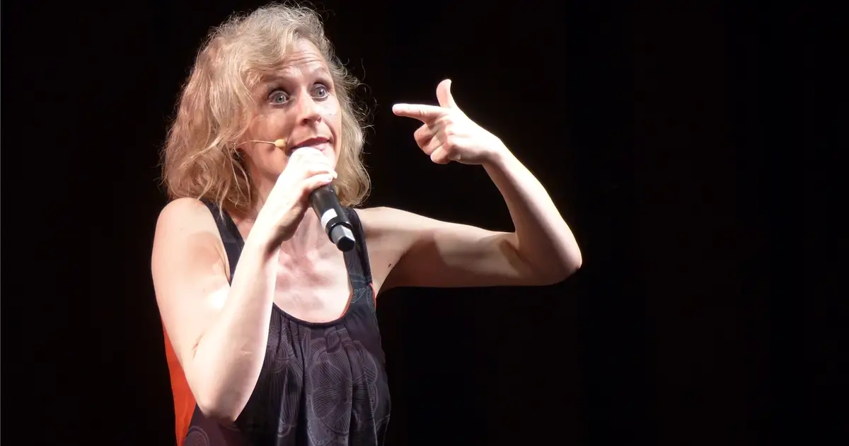 Gewaltige Bühnenpräsenz: Kabarettistin Maria Vollmer stellt neues ...