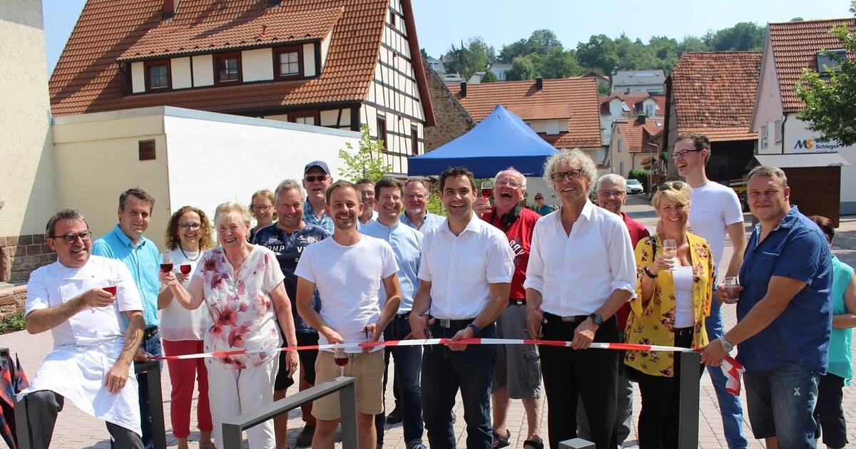 Neuer Platz an der Heldengasse in Ellmendingen eingeweiht - Region ...