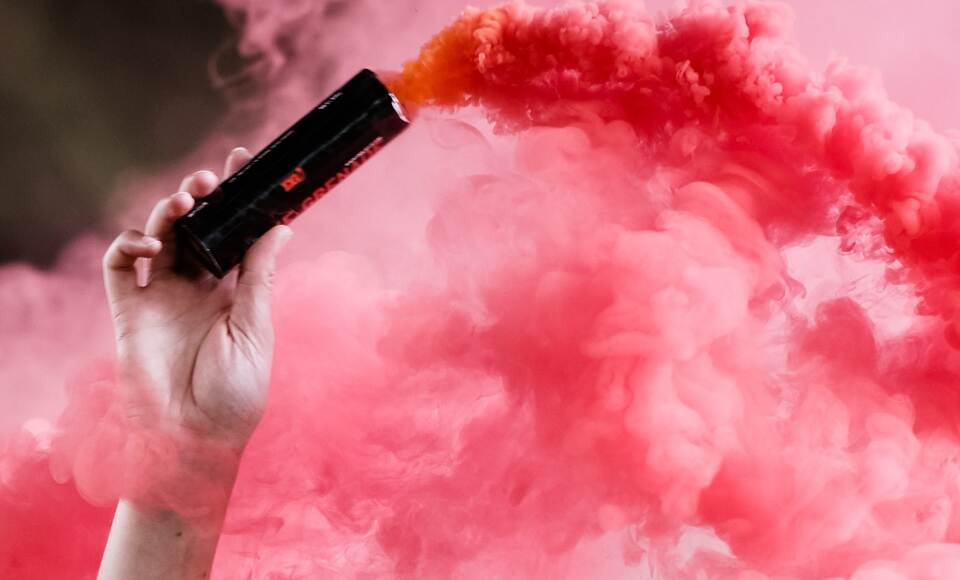 Bengalos, Fahnen und Musik: 200 Hochzeitsgäste blockieren Straße ...