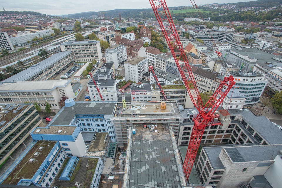 Baustelle über Pforzheims Dächern: Riesen-Kran hebt Riesen-Kran ...