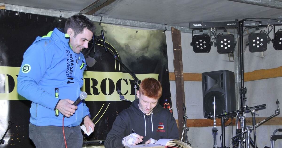 Kickbox-Weltmeister Eric Birr unterzeichnet im goldenen Buch der ...