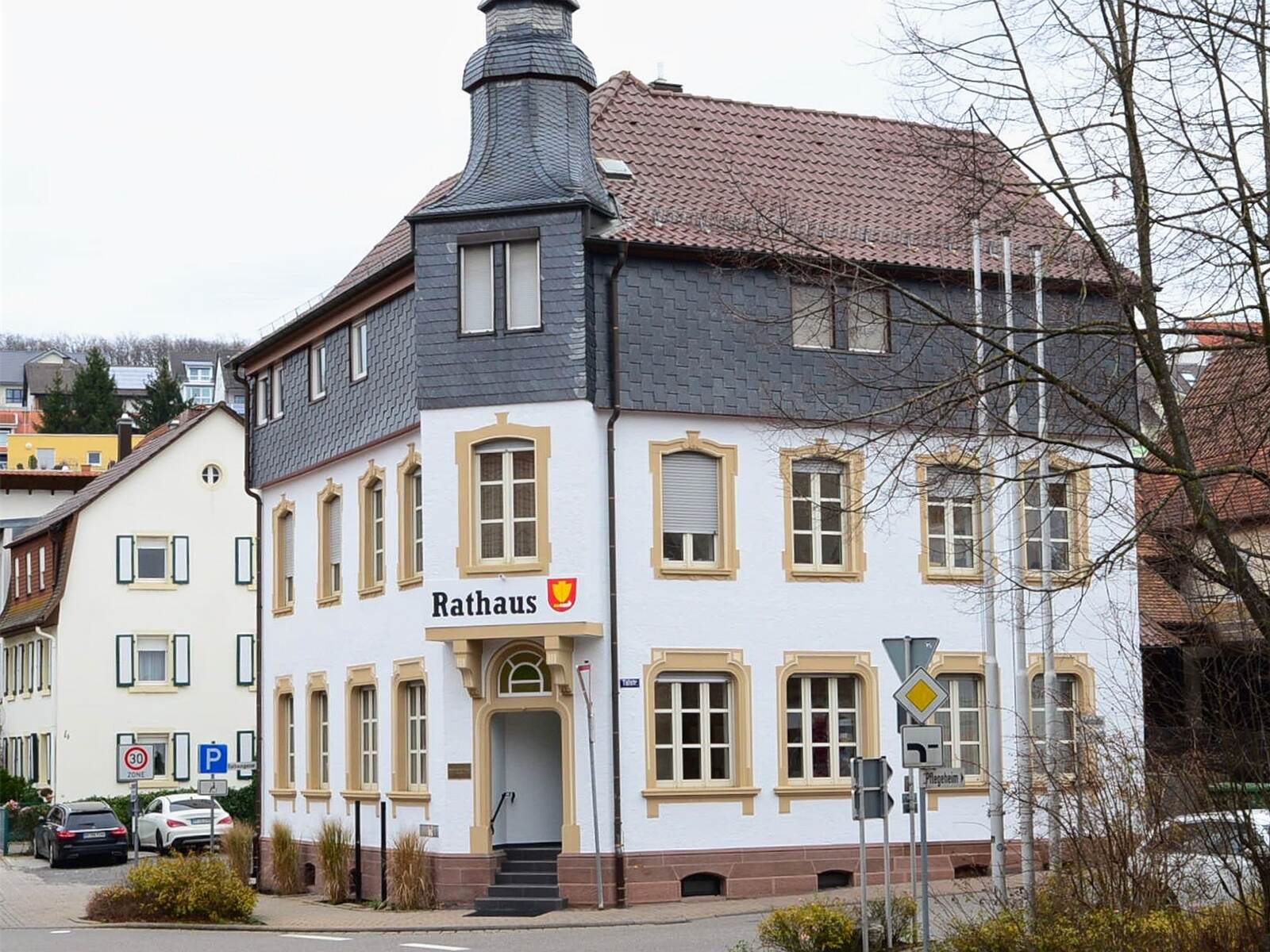 Eisingens Rathaus ist jetzt auch am Schriftzug zu erkennen - und wird ...