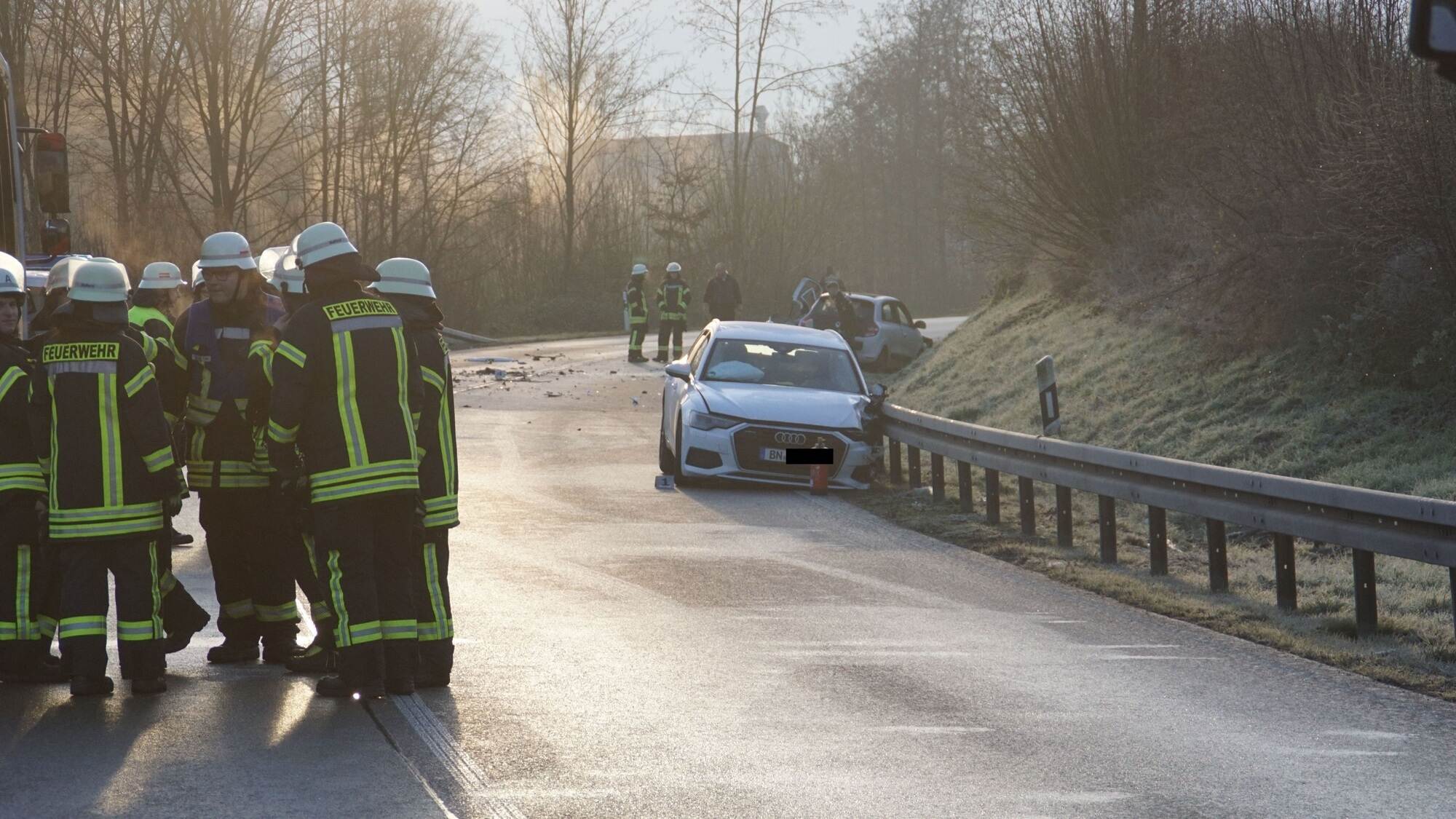 Eine Tote und mehrere Verletzte nach schwerem Unfall auf B10 ...