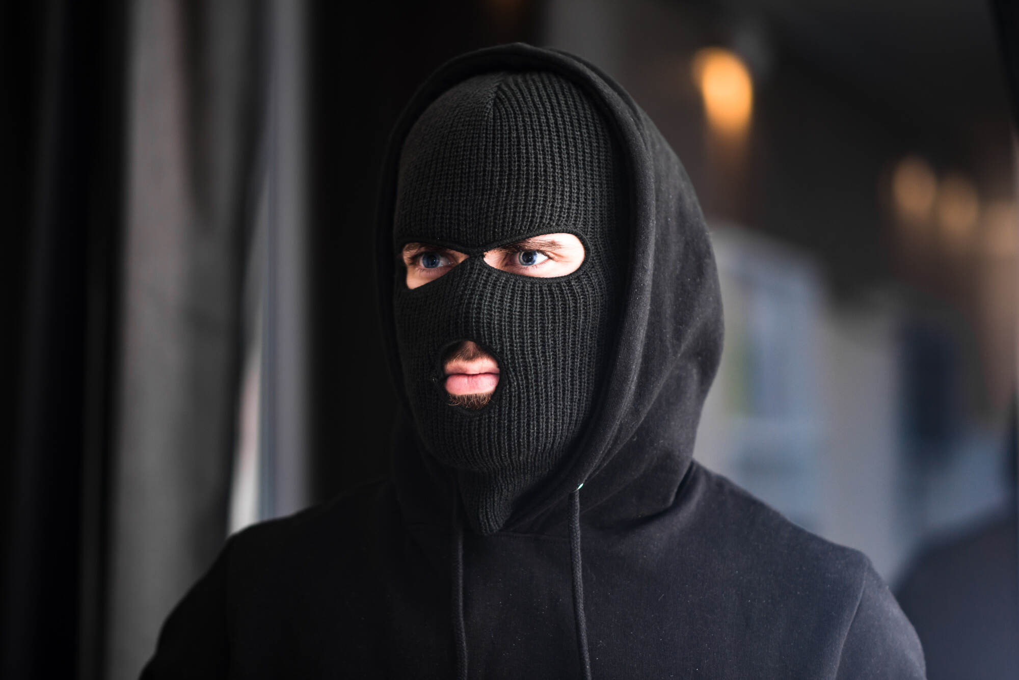 Straftat verhindert? Polizei kontrolliert Mann mit Maske und Messer ...