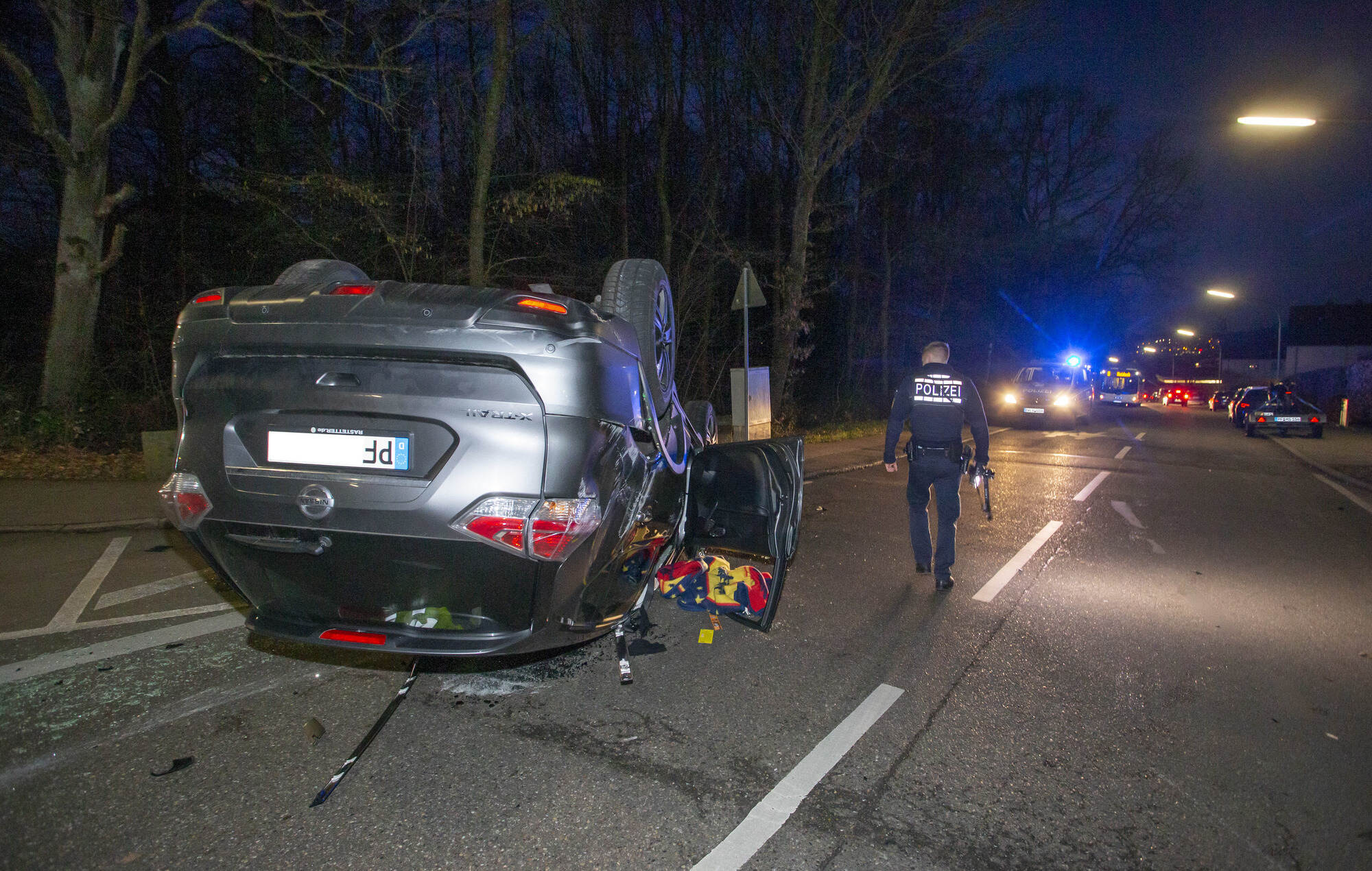 Unfall auf dem Buckenberg: Nissan überschlägt sich, zwei Personen ...