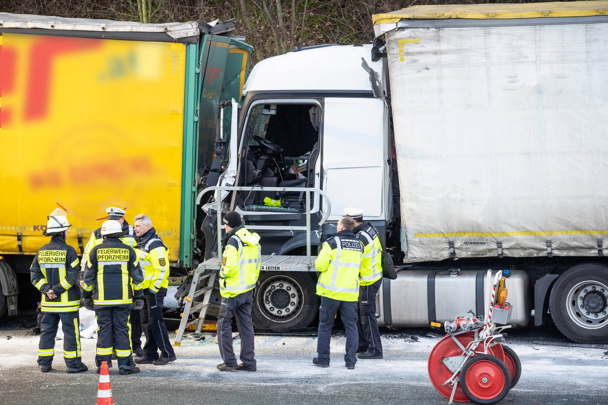 Schwerer Crash auf A8: Fahrer lebensgefährlich verletzt ...