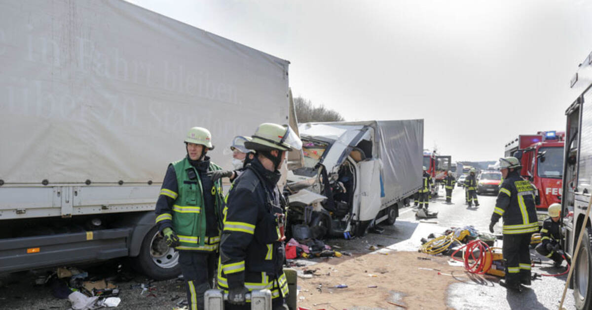 Horror-Unfall auf A8: Drei Lastwagen werden aufeinander geschoben ...