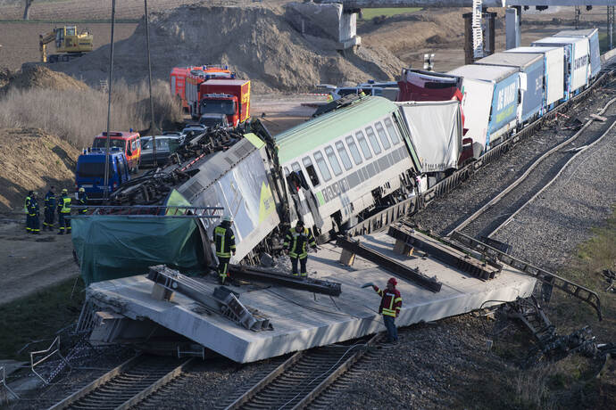 Tödlicher Zugunfall auf Rheintalstrecke - Brücke kurz vor dem Abriss ...