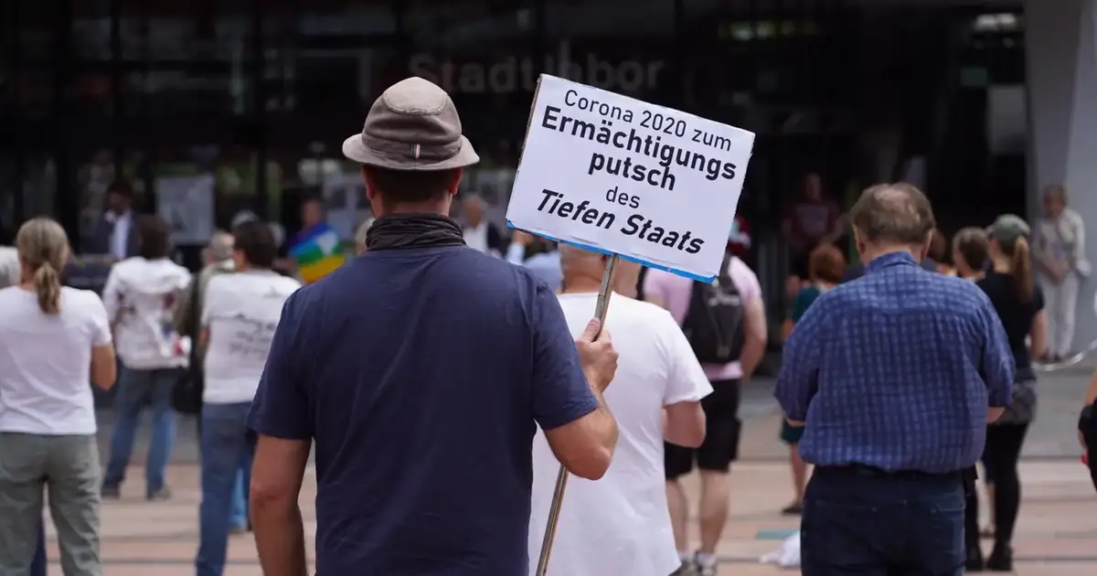 Aufs Grundgesetz gepocht, geredet und gesungen: Demo der Gegner der ...