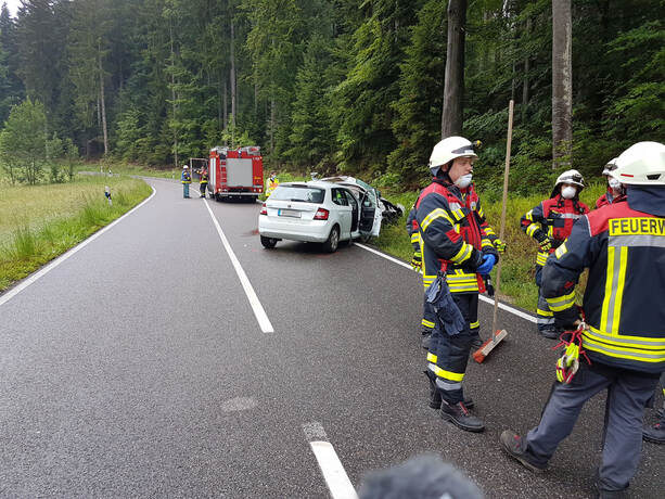 Ein Toter und zwei Schwerverletzte: Tragischer Unfall bei Oberreichenbach - Bildergalerien ...