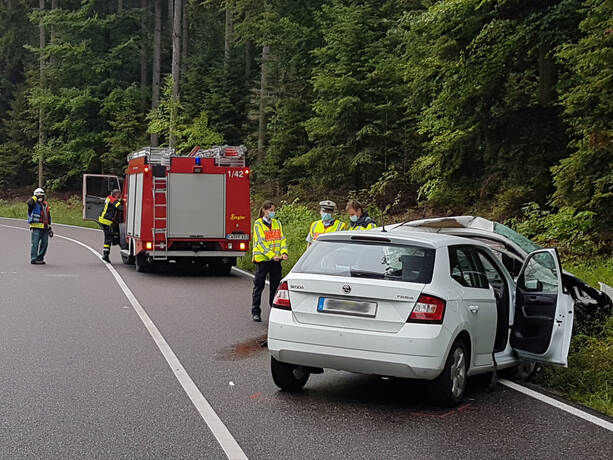 Ein Toter und zwei Schwerverletzte: Tragischer Unfall bei Oberreichenbach - Bildergalerien ...