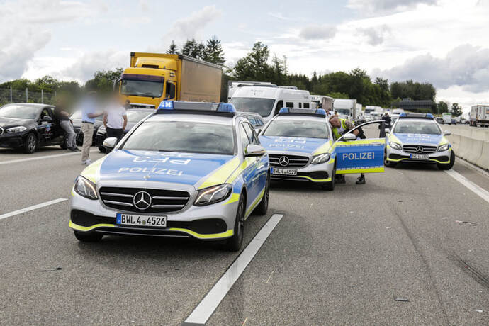 Schwerer Unfall auf A8 sorgt für Vollsperrung zwischen Pforzheim-Süd ...