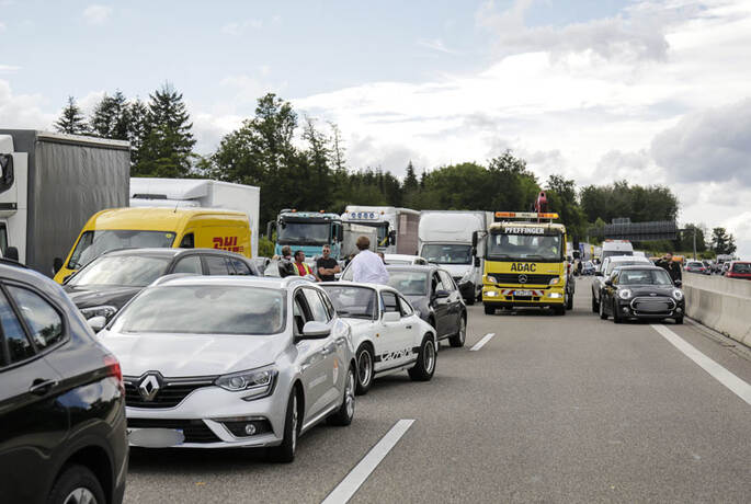 Schwerer Unfall auf A8 sorgt für Vollsperrung zwischen Pforzheim-Süd ...