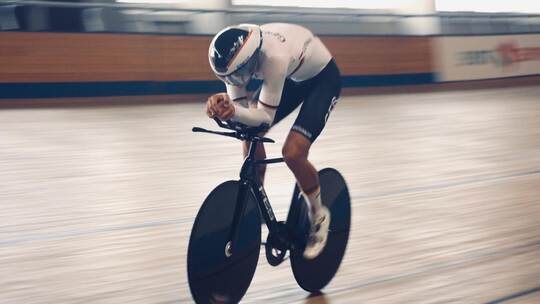 „Schwalbe“ Benjamin Boos beim Lehrgang für Bahn-Nationalkader ...