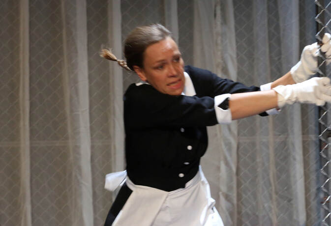 Premiere des Stücks „Die Zofen" im Großen Haus des Theaters Pforzheim ...