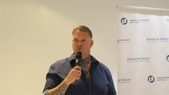 Von der Ohnmacht in die Gewalt – ein Ex-Nazi erzählt - Pforzheim ...