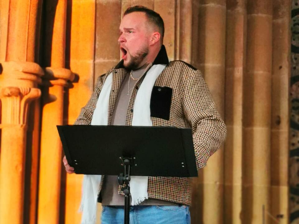 Strahlende Klänge im Kloster Maulbronn: Countertenor Nils Wanderer gibt ...