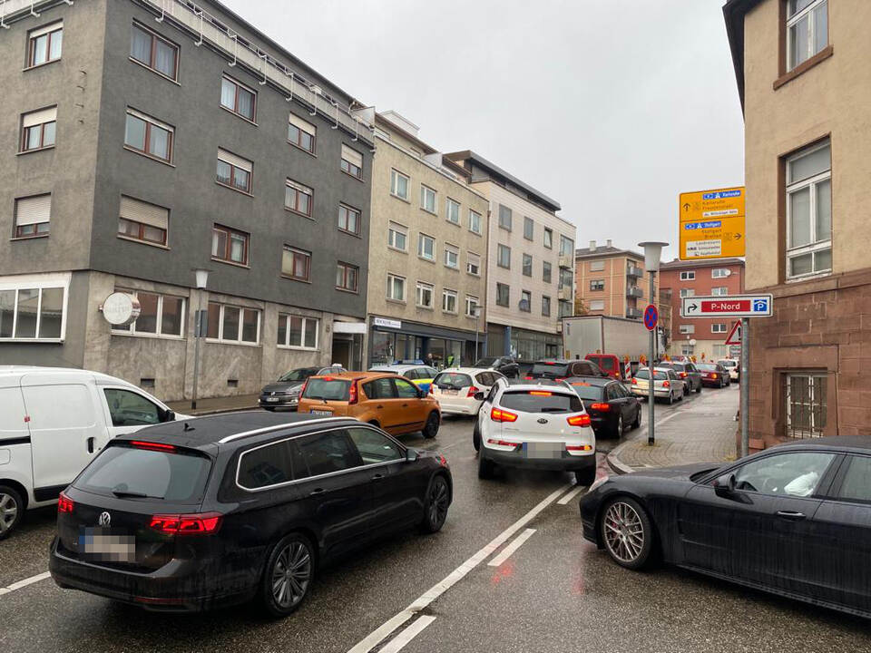 Berliner Straße: Unfall ohne Verletzte in Pforzheim legt halben ...