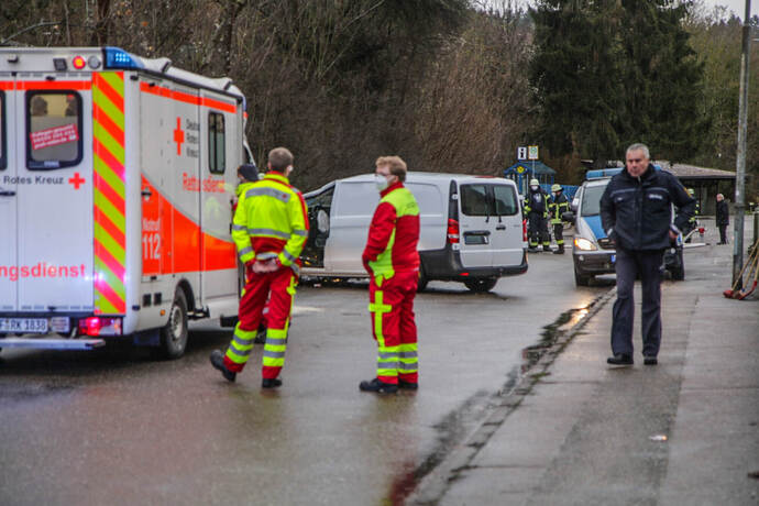 Unachtsamer Fahrer prallt in Ispringen gegen Baum - Bildergalerien - Pforzheimer-Zeitung