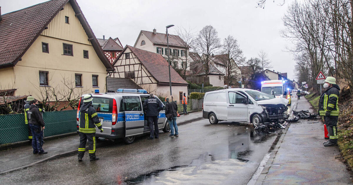 Unachtsamer Fahrer prallt in Ispringen gegen Baum - Bildergalerie - Pforzheimer-Zeitung
