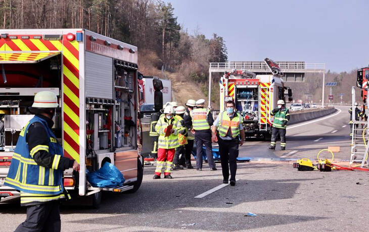Tödlicher Unfall mit zwei Lkw auf A8 bei Pforzheim - Bildergalerie ...