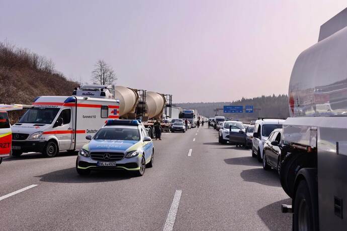 Tödlicher Unfall mit zwei Lkw auf A8 bei Pforzheim - Bildergalerie ...