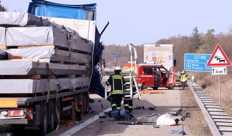 Tödlicher Unfall mit zwei Lkw auf A8 bei Pforzheim - Bildergalerie ...