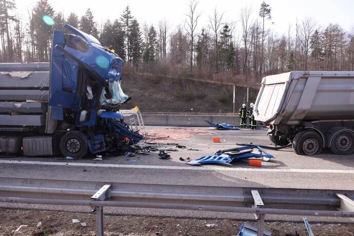 Tödlicher Unfall mit zwei Lkw auf A8 bei Pforzheim - Bildergalerie ...
