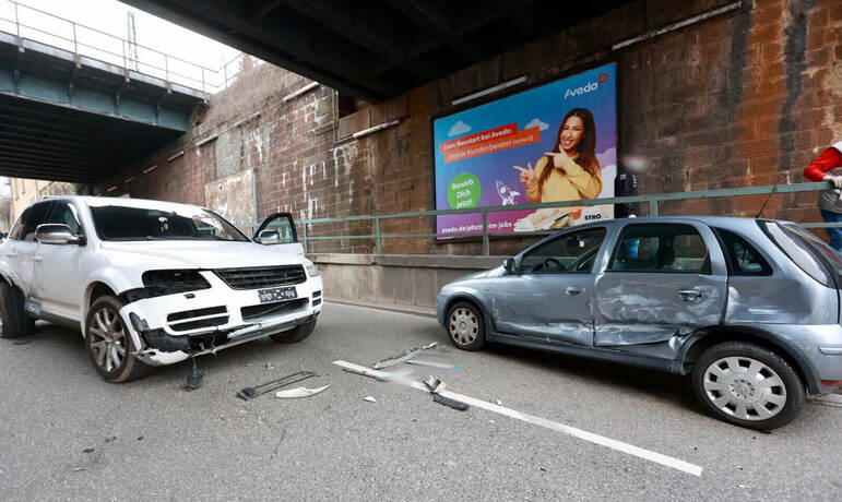 Unfall in Pforzheim fordert drei Verletzte - Bildergalerie ...