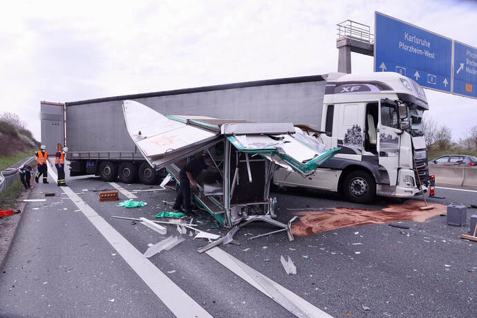 Unfall A8 Pforzheim Nord: Lkw-Crash auf A8 bei Pforzheim: Mehrere ...