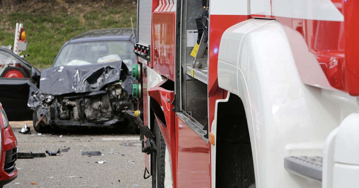 Schwerer Unfall auf B10 bei Pforzheim: Hubschrauber landet auf Fahrbahn ...