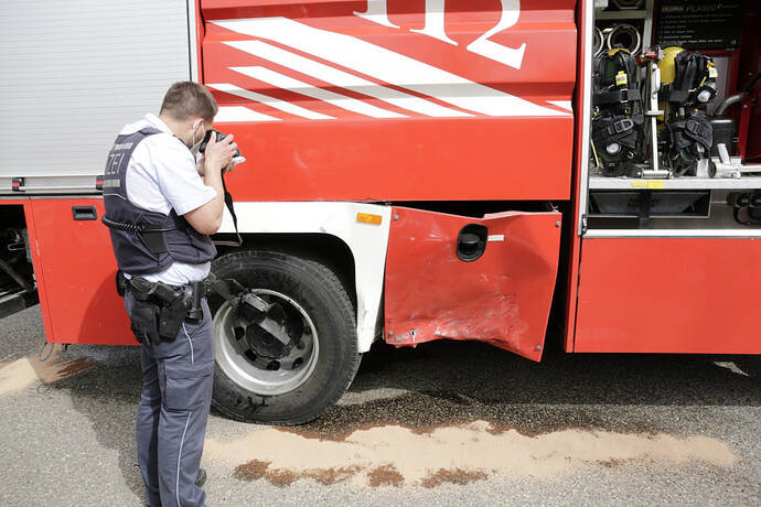 Schwerer Unfall auf B10 bei Pforzheim: Hubschrauber landet auf Fahrbahn ...