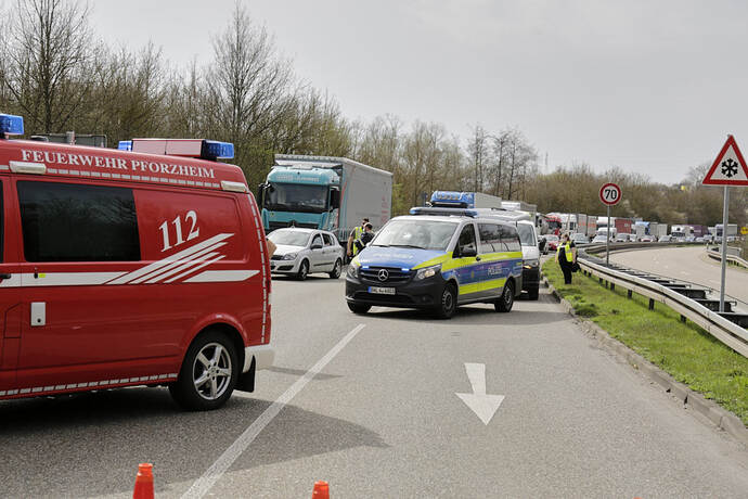 Schwerer Unfall auf B10 bei Pforzheim: Hubschrauber landet auf Fahrbahn ...