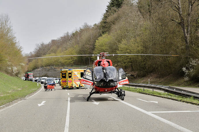 Schwerer Unfall auf B10 bei Pforzheim: Hubschrauber landet auf Fahrbahn - Bildergalerien ...