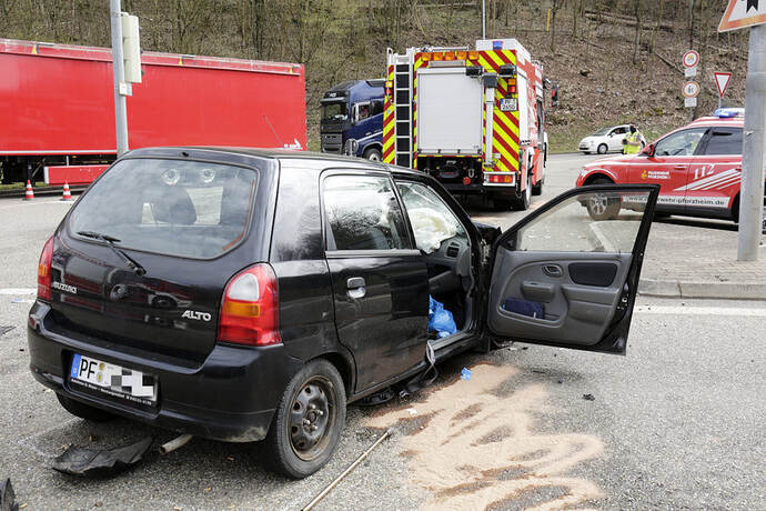 Schwerer Unfall auf B10 bei Pforzheim: Hubschrauber landet auf Fahrbahn - Bildergalerien ...