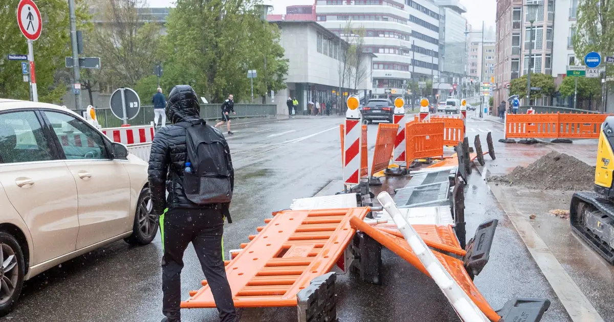 Sturmböen fegen durch Pforzheim: Umgefallene Absperrung sorgt für Verkehrsbehinderung ...