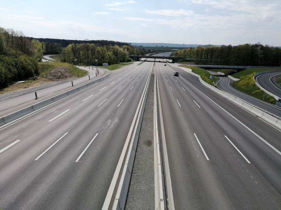 Seitenstreifen auf A81 als vierte Fahrspur bei Stau - Baden-Württemberg ...