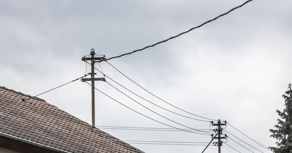 Wohnen unter Strom: Wie gefährlich ist die Freileitung auf dem Hausdach ...