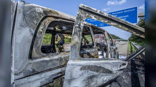 Auto brennt auf A8 bei Pforzheim komplett aus - Bildergalerie - Pforzheimer-Zeitung