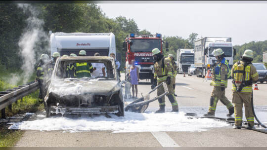 Auto brennt auf A8 bei Pforzheim komplett aus - Bildergalerie - Pforzheimer-Zeitung