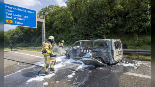 Auto brennt auf A8 bei Pforzheim komplett aus - Bildergalerie - Pforzheimer-Zeitung