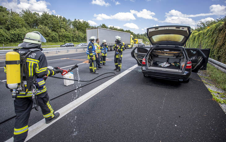 Auto brennt bei A8-Anschlussstelle Karlsbad aus - Bildergalerie - Pforzheimer-Zeitung