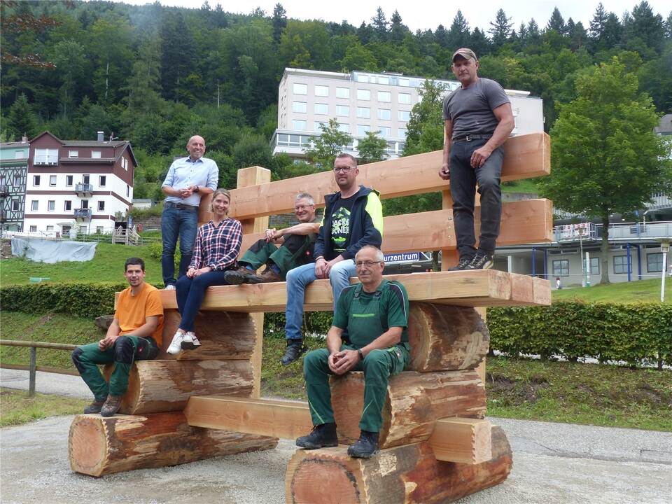 Neue Bank in Bad Wildbad: Sitzen wie die Riesen - Region - Pforzheimer ...