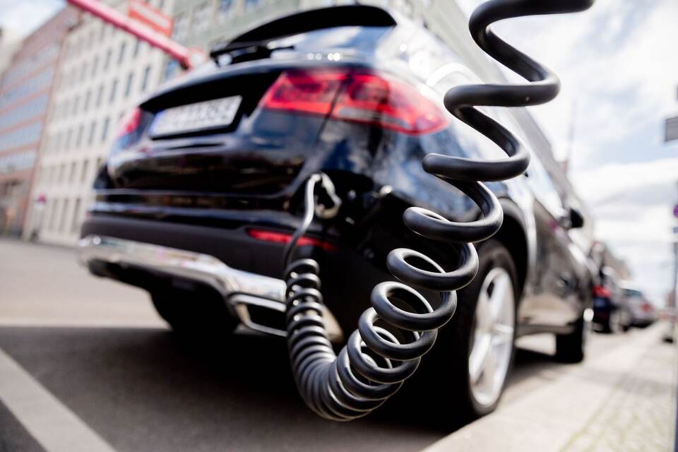 Neuzulassungen: Hybrid-Elektroantrieb erstmals vor Diesel - Wirtschaft ...