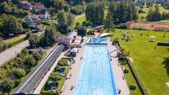 Calmbacher Freibad-Sanierung liegt weiter auf dem Trockenen - Region ...