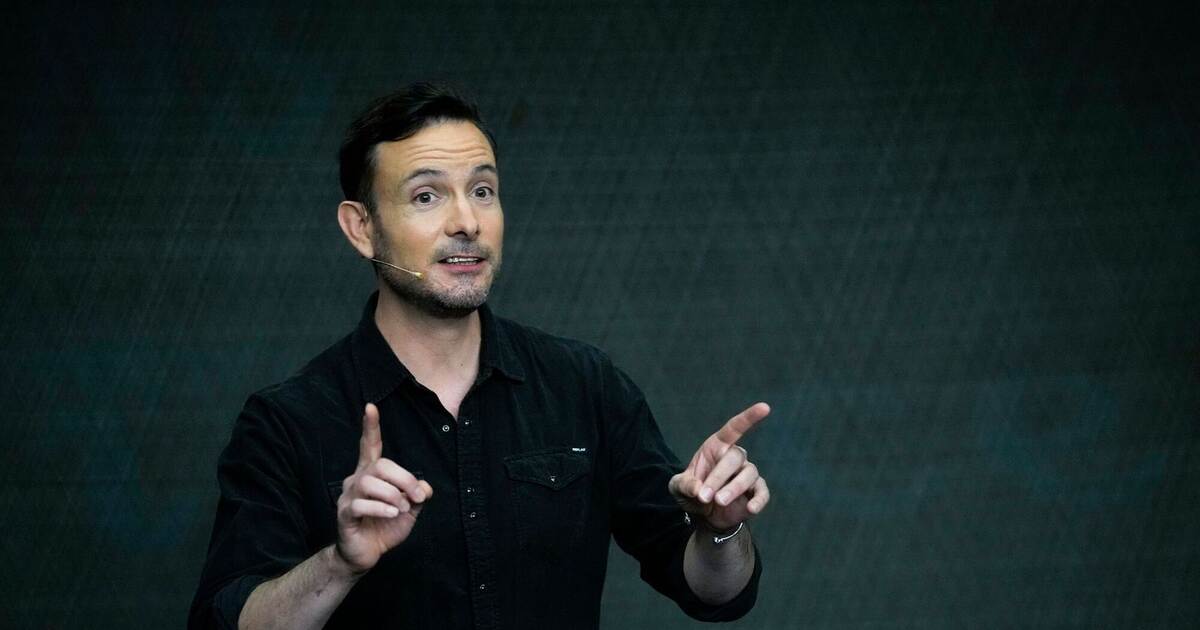 Eric Gauthier mit Pandemie-Tanzprojekt in Moskau gefeiert - Show-Biz ...