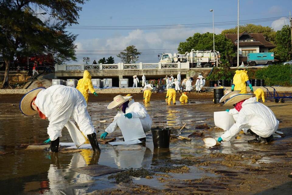 Ölteppich verschmutzt tropischen Sandstrand in Thailand - Deutschland ...