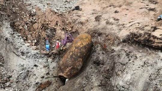 Bagger beschädigt Phosphorbombe aus Zweitem Weltkrieg - Baden ...